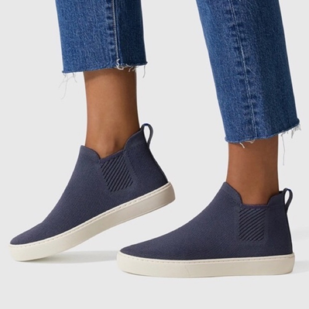 Rothys The Chelsea Boot Sneaker In Navy - Gem